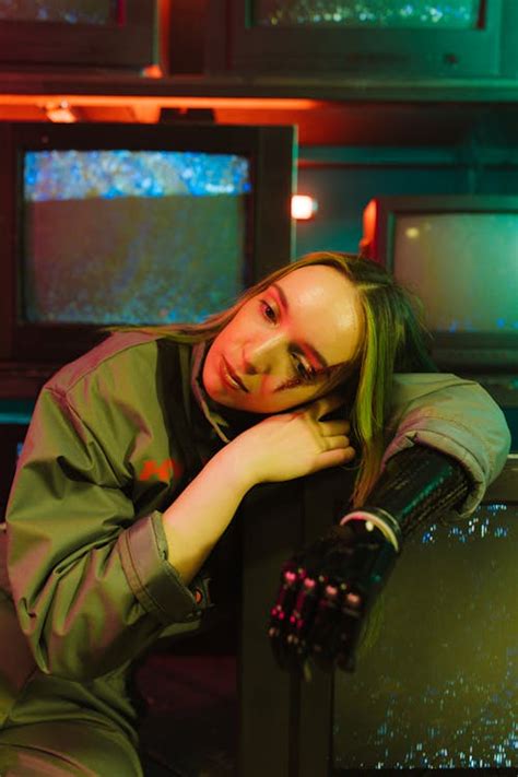 사람이 검은 색과 은색 손 도구를 들고 · 무료 스톡 사진