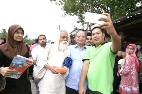 Kunjungan Lim Kit Siang Pak Samad Curi Tumpuan Pengunjung Bazar