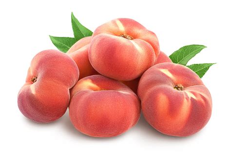 잘 익은 중국 플랫 복숭아 과일은 클리핑 경로와 필드의 전체 깊이와 흰색 배경에 고립 된 잎과 함께 0명에 대한 스톡 사진 및 기타 이미지 Istock