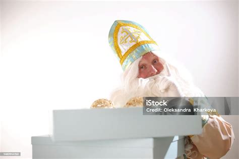 부상 클라스 초상화 흰색 바탕에 미국 네덜란드 산타 클로스 세인트 니콜라스 크리스마스 새해 산타 클로스 흰 장갑 턱수염 빨간 코트에 크리스마스 피자 배달 12월에 대한 스톡