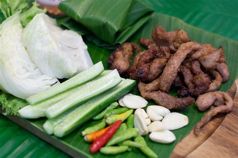 마늘과 후추를 곁들인 얇게 썬 돼지고기와 신선한 마늘을 바나나 잎 위에 얹어 드세요 0명에 대한 스톡 사진 및 기타 이미지 0명 돼지고기 마늘 Istock