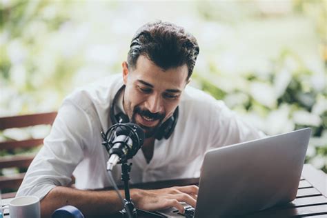 기술 컴퓨터를 사용하여 집에서 화상 통화를 하고 노트북 및 인터넷과의 비즈니스 커뮤니케이션 온라인 원격 컨퍼런스를 사무실로 작업하고 회의에 연결합니다 30 34세에 대한
