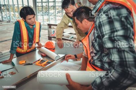 엔지니어링 팀 함께 논의 하 고 브레인 스토밍을 그들의 새로운 프로젝트 비즈니스 건축 개념에 대 한 계획 개념에 대한 스톡 사진 및 기타 이미지 Istock