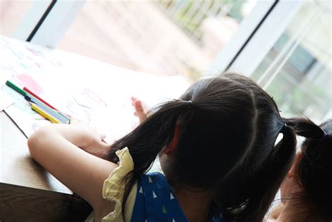 교사는 휴일 주말에 세 자녀를 흰 종이에 그림을 가르치고 있다 배경 흐림 교사 교육 관련 직업에 대한 스톡 사진 및 기타 이미지