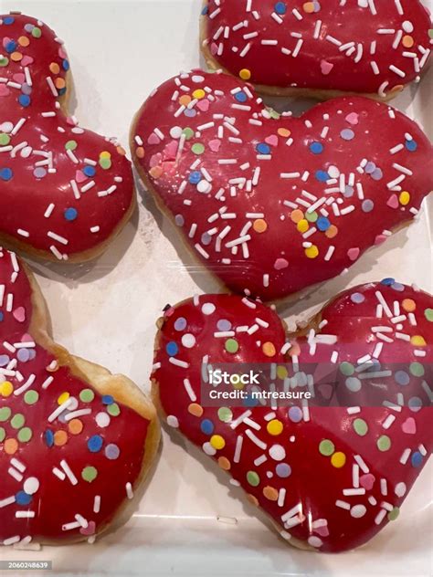 배치 레드 퐁당 아이스 하트 모양의 도넛 여러 가지 빛깔의 수백과 수천으로 장식 된 튀긴 반죽 디저트의 전체 프레임 이미지 흰색 배경 높은 전망 0명에 대한 스톡 사진 및