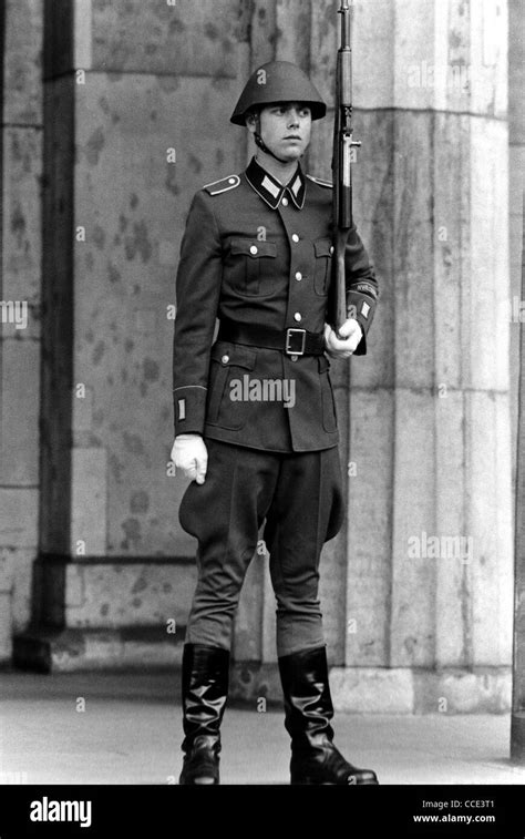 Soldat Der Nationalen Volksarmee Der Ddr In Ost Berlin Stockfoto Bild