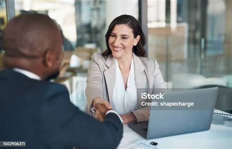 파트너십을 위한 악수 회의 및 비즈니스 우먼 고객 및 대행사 조언에 대한 환영 및 소개 노트북 악수하는 기업 사람들의 도움과