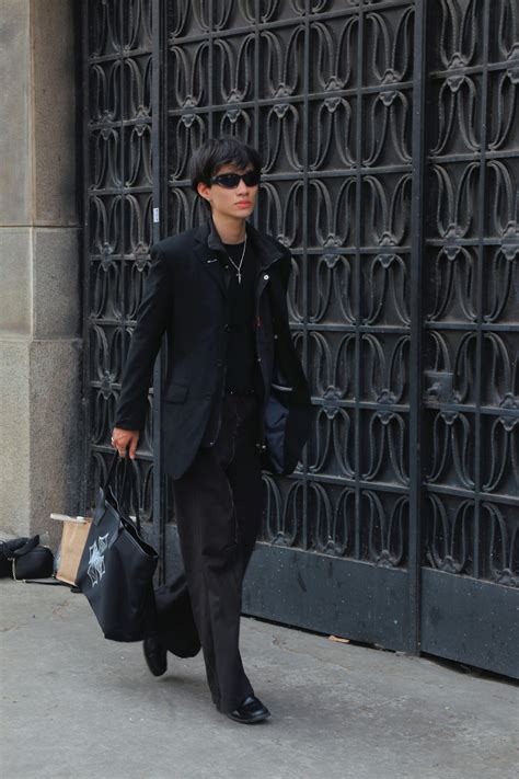 집 밖의 거리 스타일 거리 패션 건축 세부 걷고 있는 그림자 도시 설정 도시 스타일 도시 탐사 도심 스타일