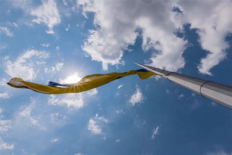 До Дня памяті Захисників України приспущено головний прапор держави Портал Києва