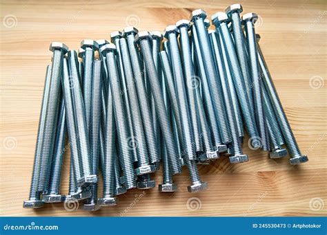 Tornillos Largos Simples Sobre Un Fondo Metálico De Madera Y Textura De