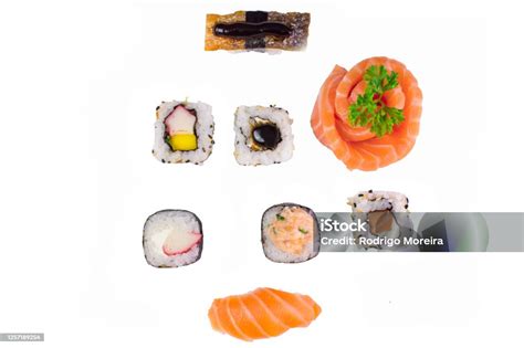 흰색 배경에 고립 된 초밥과 사히미의 일본 음식 콤보 누드 김 초밥에 대한 스톡 사진 및 기타 이미지 누드 김 초밥 사시미 생선 초밥 Istock