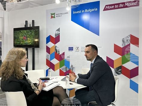 Изпълнителния директор на БАИ Богдан Богданов се срещна с мениджър от СпейсЕкс на изложението