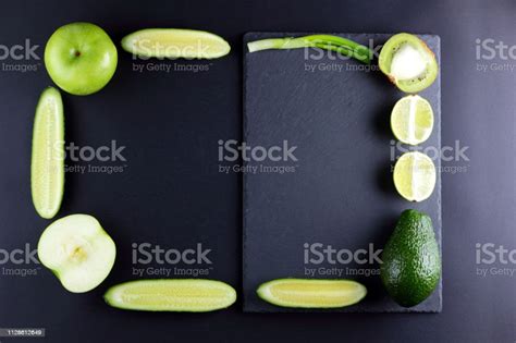 녹색 과일 그리고 야채 크리에이 티브 복사 공간에 천연 제품 녹색에서 프레임입니다 아보카도 키 위 라임 및 슬레이트 보드에 애플 상위 뷰 건강한 생활방식에 대한 스톡 사진