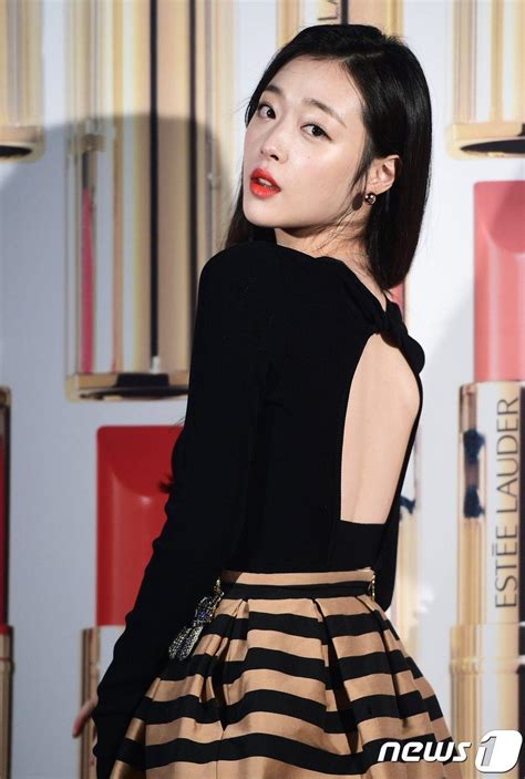Sulli Looks Glamorous In This Open Back Dress At Estee Lauder Event Koreaboo