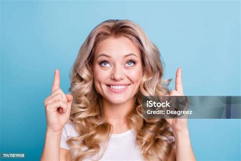 클로즈업 사진 아름 다운 그녀의 그녀의 여자의 손이 팔 손가락이 빈 공간을 조회 표시를 궁금해 딤 플 광대 뼈 착용 캐주얼 화이트 T 셔츠 청바지 데님 옷 복장 고립 된