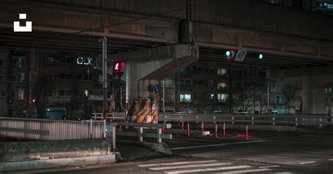 신호등이 있는 밤의 도시 거리 사진 Unsplash의 무료 건축학 이미지