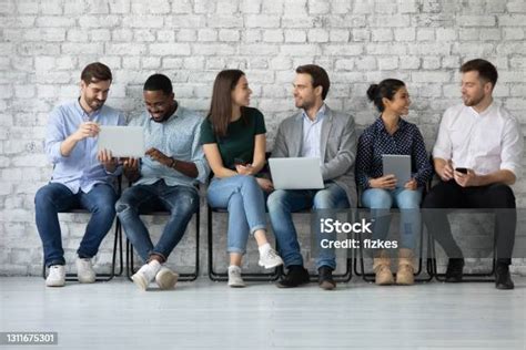 밀레니엄 세대의 다양한 사람들이 전자 기기를 말하고 사용하는 것을 공유 개념에 대한 스톡 사진 및 기타 이미지 공유 개념 노트북 다민족 그룹 Istock