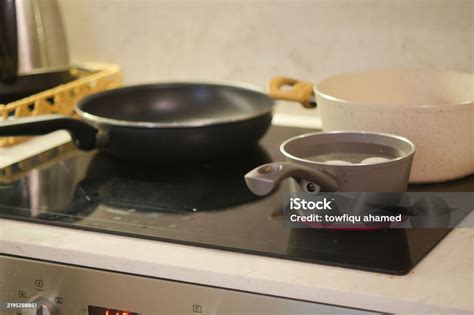 현대적인 주방 공간의 인덕션 스토브에 전시된 아름다운 조리기구 컬렉션 가맹식에 대한 스톡 사진 및 기타 이미지 가맹식 개념 고급 Istock