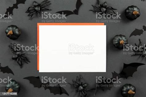 호박 거미 박쥐와 어두운 검은 배경에 빈 인사말 카드 모형과 빨간 봉투 할로윈 플랫 평신도 조성 개념 맨 위 보기입니다 공간을 복사합니다 0명에 대한 스톡 사진 및 기타