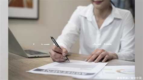 哺乳期遭遇“合同到期不续签”，女职工告公司获赔 凤凰网视频 凤凰网