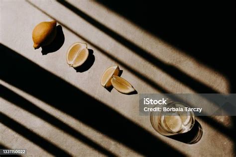 그림자 선이있는 회색 배경에 레몬과 레몬 조각이있는 신선한 얼음 차가운 레모네이드 한 잔 0명에 대한 스톡 사진 및 기타 이미지 0명 감귤류 과일 감기와 독감