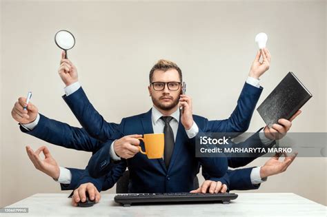 양복을 입은 많은 손을 가진 사업가 여러 개체 머그잔 돋보기 서류 계약 전화와 동시에 작동합니다 멀티태스킹 효율적인 비즈니스 작업자 개념 멀티 태스킹에 대한 스톡 사진 및