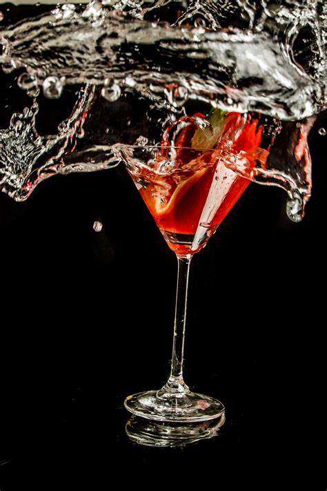 맑은 와인 잔에 담긴 레드 와인 사진 Unsplash의 무료 음식 이미지