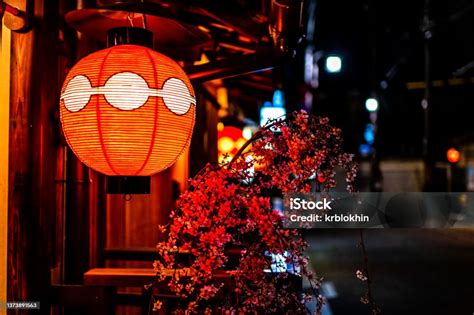 교토 일본 형형색도로골목 밤저녁에 기온 지구의 다채로운 길골목 조명이 켜진 전통적인 붉은 종이 등불 램프와 벚꽃 벚꽃 장식 거리에 대한 스톡 사진 및 기타 이미지 Istock