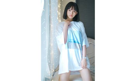 そよん、裾から覗く白肌眩しい大きめtシャツ姿を公開「履いてるか履いてないかはご想像に」 Entame Next アイドル情報総合ニュースサイト