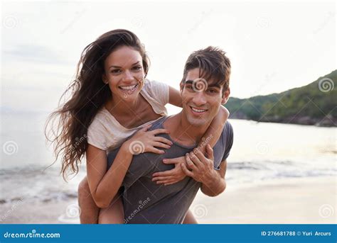 Viver O Dia A Dia Uma Foto Cortada De Um Jovem Dando A Sua Namorada
