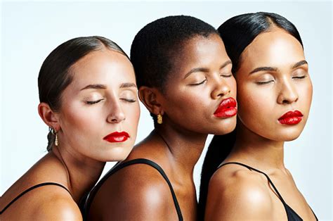 맑은 피부와 빨간 립스틱을 가진 아름다운 여성들이 스튜디오에서 클로즈업 초상화로 눈을 감았습니다 얼굴에 얼굴 미용 관련 메이크업 스킨 케어 화장품을 보여주는 다민족 여성