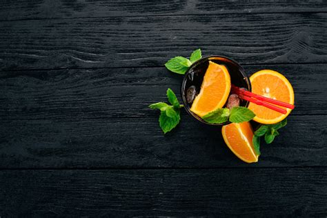 오렌지와 민트 알콜 칵테일입니다 Negroni 롱 아일랜드 럼 콜라 에 검은 나무 배경 텍스트에 대 한 여유 공간입니다 고명에 대한 스톡 사진 및 기타 이미지 Istock