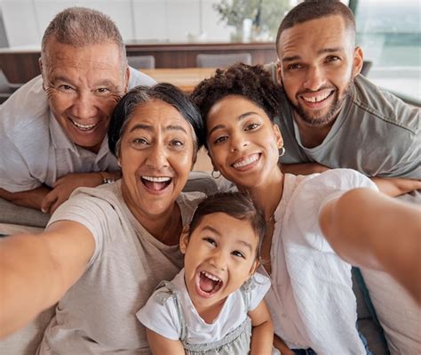 Família De Retrato De Selfie Louco E Avós Sendo Engraçados Com Amor Por