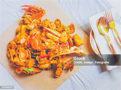 꽃게 새우 오징어 조개 양파 브로콜리 옥수수를 곁들인 해산물 버킷 0명에 대한 스톡 사진 및 기타 이미지 0명 레스토랑 사진 이미지 Istock