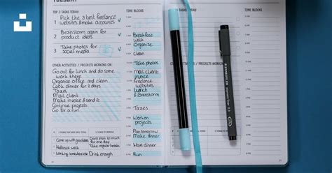 펜과 차 한 잔이 있는 공책 사진 Unsplash의 무료 차 이미지