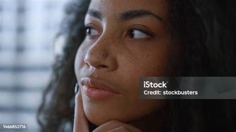 사무실에서 창의적인 아이디어를 생각하는 집중된 아프리카계 미국인 사업가 검정 머리에 대한 스톡 사진 및 기타 이미지 검정 머리 경영자 기업가 Istock