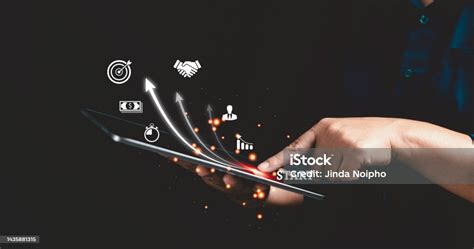 디지털 태블릿에서 현대 가상 인터페이스에서 아이콘 비즈니스 및 네트워크 연결과 시작 개념 사람들은 태블릿에 손을 대고 있습니다 현대 기술로 조직을 개발하고 개선합니다 40