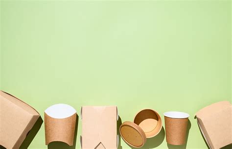 환경 친화적 인 일회용 식기 프레임의 하단에 녹색 배경에 종이로 만든 복사 공간 0명에 대한 스톡 사진 및 기타 이미지 0명