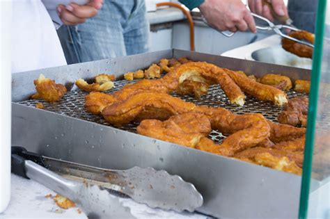 전통 스페인어 디저트 과자 깊은 튀김 츄 농민 시장에서 판매 하는 업체 거리 음식입니다 국가 요리 본격적인 분위기입니다 도시 생활양식입니다 건강에 해로운 식품과 체중 발암