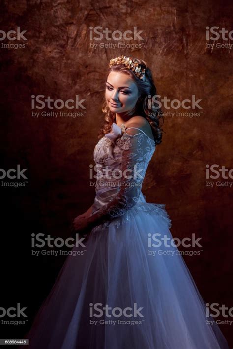 고급 스러운 웨딩 드레스 프로필에 초상화 섬광의 효과에서 아름 다운 소녀 신부 결혼식에 대한 스톡 사진 및 기타 이미지 결혼식 곡선 귀여운 Istock