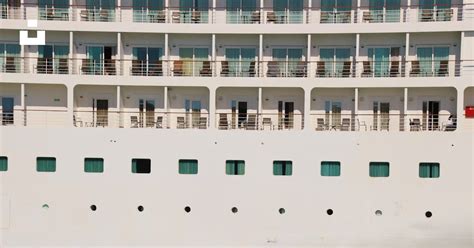 낮 동안 푸른 바다에 흰색과 파란색 유람선 사진 Unsplash의 무료 산타 크로체 이미지