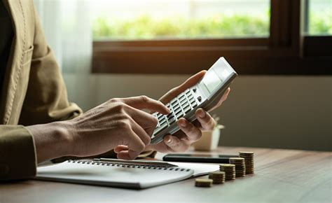 이자율과 배당 개념 사업가는 백분율로 소득과 투자 수익률을 계산하고 있습니다 소득 수익 퇴직 보상 기금 투자 배당세 주식 시장 경영자에 대한 스톡 사진 및 기타 이미지