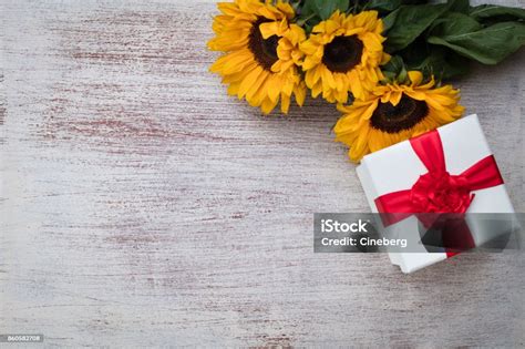 노란 꽃과 붉은 리본 선물 포장의 로맨틱 빈티지 배경 공간을 복사 위에서 보기 공란에 대한 스톡 사진 및 기타 이미지 공란 꽃 나무 꽃 식물 Istock