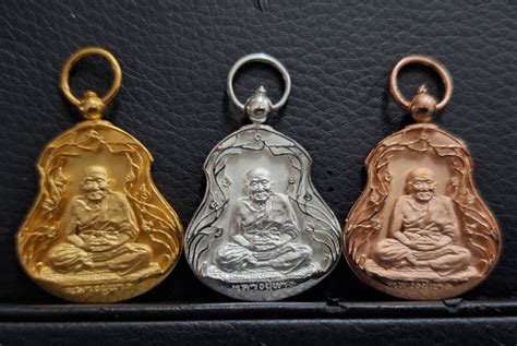 เหรียญฉลุโบราณหลวงปู่ทวด หลังพระนามาภิไธย สก ปี2544 ชุดทองคำ จัดสร้างเพียง 500 ชุด