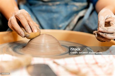 토기 방적기에서 손으로 성형되는 도자기로 점토를 조각하는 기술 전문적으로 접시 또는 꽃병을 만드는 올바른 자세로 갈색에 대한 스톡 사진 및 기타 이미지 Istock