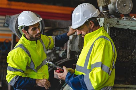 산업 공장의 유지 보수 건설 장비에 종사하는 안전 하드 모자를 가진 전문 기술자 엔지니어 생산 기술의 제조 직업 직업을 가진 검사 남자 25 29세에 대한 스톡 사진 및