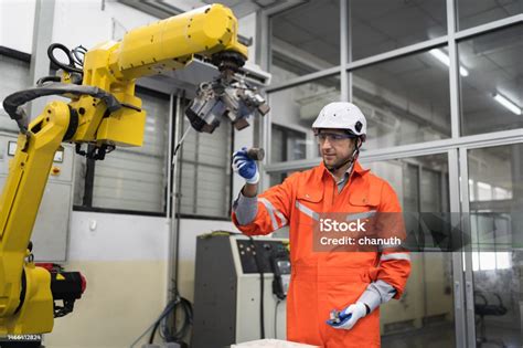 백인 기술자 엔지니어 공장에서 기계 팔 로봇을 검사하는 예비 보유 남자 35 39세에 대한 스톡 사진 및 기타 이미지 35 39세 Performing Arts