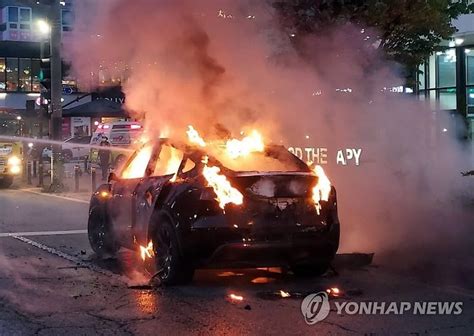 계속 불타는 테슬라 방화 사건 주가는 연일 하락