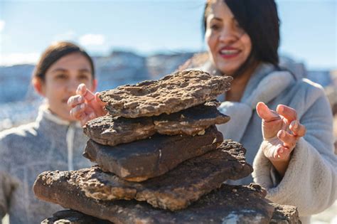 콜롬비아 미국 히스패닉 여성 친구 야외 모험 하이킹에 스노우 추가 돌 에 미국 서부 미국 사막 건강 한 라이프 스타일 나이 20 55 사진 시리즈 20 24세에 대한 스톡