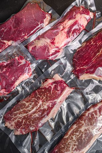 진공 포장 유기농 생 쇠고기 대체 컷 세트 상단 블레이드 엉덩이 피카냐 척 롤 스테이크 검은 질감 배경 상단 보기 포장된에 대한 스톡 사진 및 기타 이미지 Istock